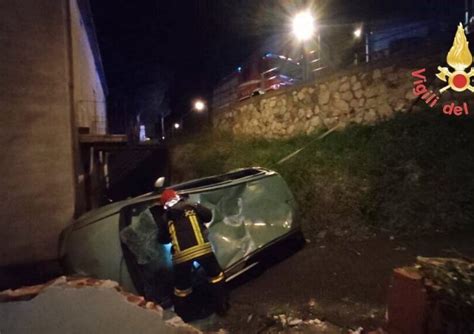 Precipita Con Lauto In Un Dirupo Ferito Estratto Dalle Lamiere