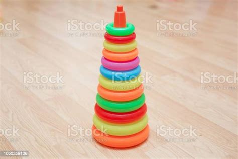 광대 머리 위에 컬러 나무 링에서 피라미드 건축 한다 즐겁게 배우고 기계 기술 및 색상 아기와 유아를 위한 장난감 개념에 대한 스톡 사진 및 기타 이미지 Istock