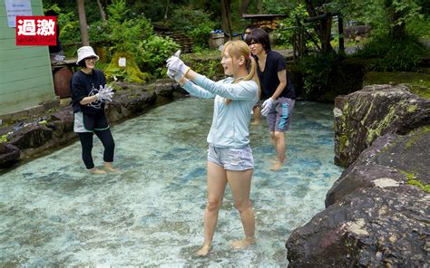 キャンプ場でリモバイを入れられホットパンツから滴るほど失禁イキしてしまう美脚ギャル