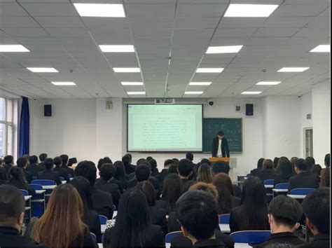 商业管理学院开展沐浴宪法阳光感受宪法力量主题宪法晨读活动 商业管理学院