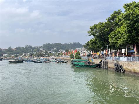 黃碧雲 Helena Wong 碧雲搵左佢地兩個幾日都無覆電話 黃碧雲：「你兩個局長去左邊呀？世界夢號船上的乘客需要你地幫忙呀！」 黃碧雲 Facebook