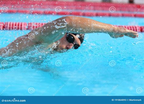 Piscina Sport Uomo Che Nuota A Strisciare Nuotatore Maschio Con