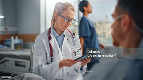 병원 병동 침대 백인 남성 환자에서 휴식 테스트 결과 설명 경험 여성 의사를 듣고 조언을 제공 사용 된 태블릿 컴퓨터 성공적인 수술 후 회복하는 남자 질병 의사에 대한 스톡