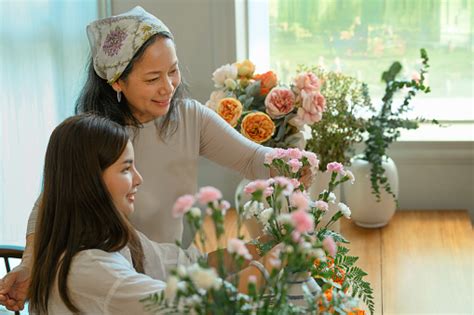 노인 여성과 성인 딸이 꽃 가게에서 다른 꽃으로 아름다운 꽃다발을 만드는 순간 중소기업 개념입니다 꽃 식물에 대한 스톡 사진 및