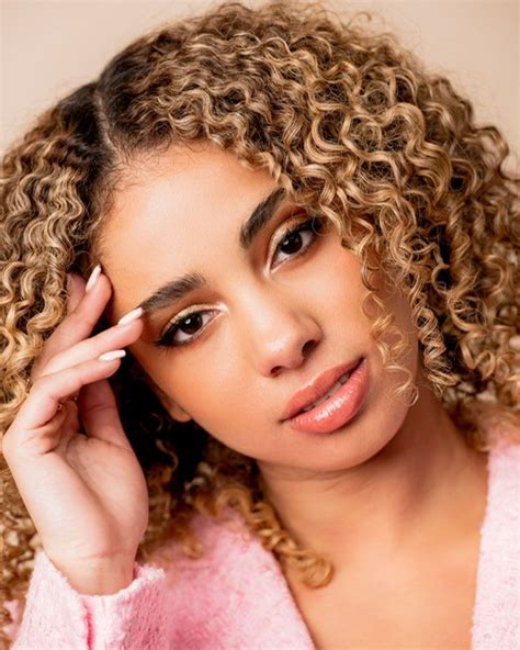 Yasmine Amrani Noes Fiolet Studios Dans En Sport