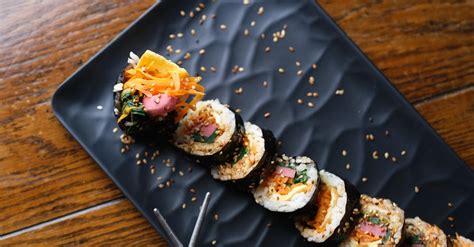 건강한 식생활 검은 쟁반 김밥 다이어트 다채로운 동양 런천미트 레스토랑 롤 맛 맛있는 목조 테이블 미식가 반찬 손으로 만든 스낵 스시 식사