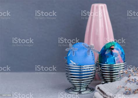 금속 달걀 코스터에 푸른 달걀을 칠하고 회색 배경에 라벤더의 무리 행복한 부활절 봄 휴가 컨셉 복사 공간 0명에 대한 스톡 사진