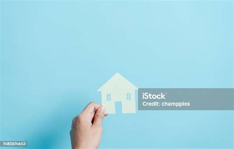 손 잡고 집 종이 컷 가족 집 노숙자 주택 모기지 위기 및 주택 보호 보험 국제 가족의 날 위탁 가정 보호 가족 탁아소 집에