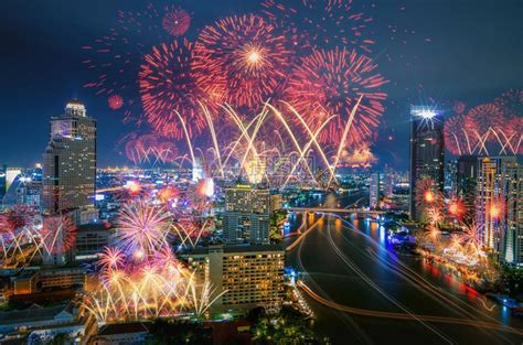 寺庙目的地美丽曼谷新年倒计时烟花在泰国曼谷市中心倒计时高清图片下载 正版图片307577908 摄图网