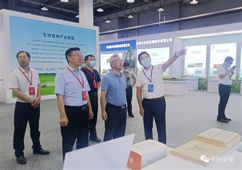农业农村部副部长张桃林莅临上海中科荃银展位参观交流 上海中科荃银分子育种技术有限公司