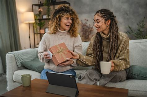 태블릿에서 영상 통화를하는 동안 선물 상자를 열고 보여주는 여성 친구 25 29세에 대한 스톡 사진 및 기타 이미지 25 29세 2명 30 34세 Istock