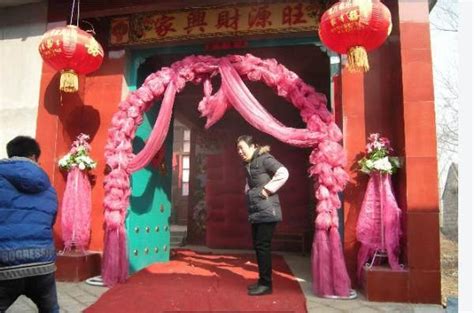 在農村吃婚宴，菜沒上全大媽們就開始打包了，難道這是當地風俗嗎 每日頭條