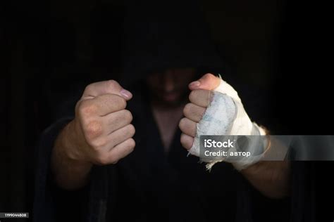 권투 검은 배경 선택 된 초점에 준비 프로 전투기의 테이핑 주먹 건강관리와 의술에 대한 스톡 사진 및 기타 이미지 건강관리와 의술 걸이 장비 검은색 Istock