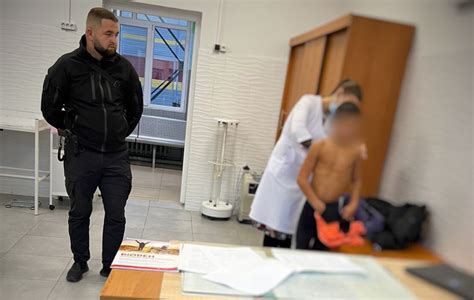 Новини Харкова У Харкові біля метро жебракувала дитина РЕДПОСТ