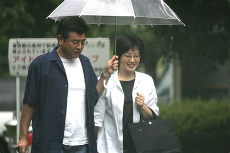 【画像・写真28枚目】山口百恵さん 三浦友和と相合い傘、誕生日に映画館デート！“最強理想の夫婦”の変わらぬラブラブ姿 女性自身