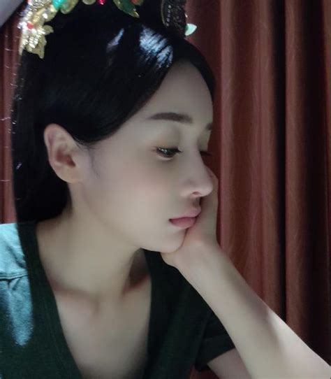 何彥霓的側顏很漂亮，高挺的鼻樑讓她的側顏更有立體感 每日頭條