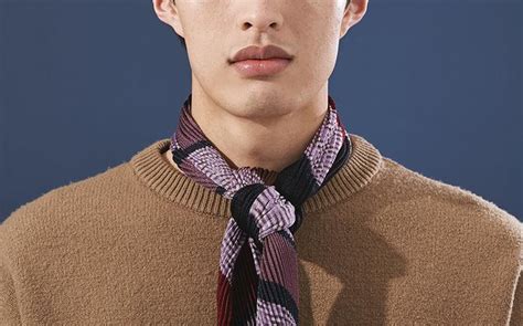 넥타이에만 머물러 있던 고정관념을 탈피해 줄 남자 스카프 연출법 에스콰이어 코리아