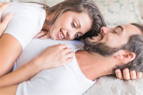 Hermosa Mujer Joven Durmiendo En El Pecho Del Hombre Sobre La Manta