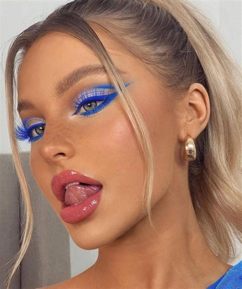 Makeup Looks To Recreate Blue Graphic Line