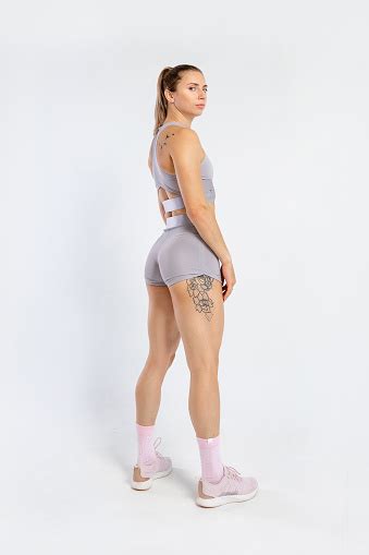 스튜디오에서 스포츠우먼의 초상화 빈 배경에 백인 소녀입니다 운동과 근육 구조를 위한 피트니스 개념 프로 운동 선수 소녀 파워 사진 20 24세에 대한 스톡 사진 및 기타