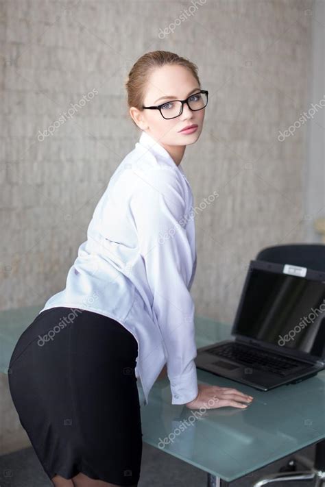 Secretaria Sexy En Gafas Posando — Foto De Stock © Sakkmesterke 99797036