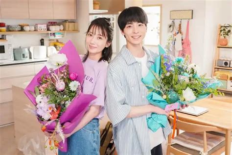【写真 1 4枚】連続ドラマ「わたしのお嫁くん」のクランクアップを迎えた波瑠さん（左）と高杉真宙さん （c）フジテレビ Mantanweb