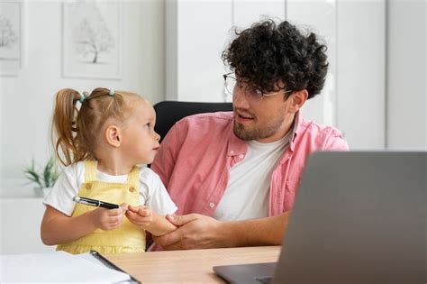 Средний выстрел мужчина держит девушку Бесплатно Фото