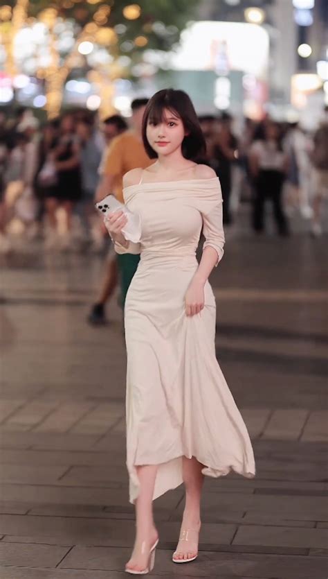 比本尊辣🔥「翻版林明祯」惊现街头，巨夸张身材比例让男士们抢着求合照！