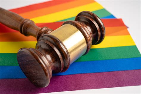 무지개 깃발에 판사 변호사에 대한 망치 Lgbt 자부심달의 상징은 게이 레즈비언 양성애자 트랜스 젠더 인권의 6 월 사회에서