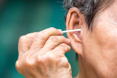 How To Clean An Ear Wax Blockage Safely And Effectively Chimpreports