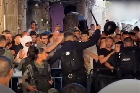 Jemaah Idul Fitri Dilarang Masuk Al Aqsa Dan Dipukul Polisi Israel