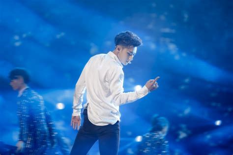 黄子韬跨年晚会三曲联唱 超高人气燃爆现场