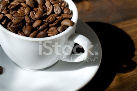 향기로운 구이 접시와 컵에 커피 콩 스톡 사진 Freeimages