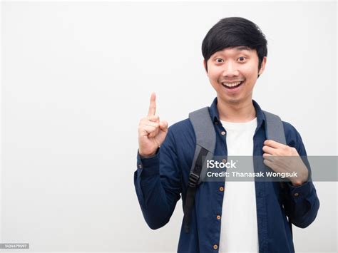 학교 배낭 미소를 가진 아시아 남자 얼굴 포인트 손가락 위로 아이디어 초상화 복사 공간 흰색 배경 얻을 30 34세에 대한 스톡
