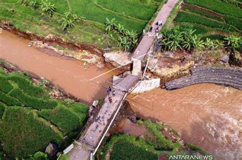 Jembatan Kalipetung Kabupaten Batang Roboh ANTARA News Papua