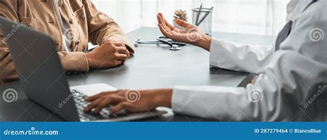 Arts Toont Rapport Over Medische Diagnose Bij Jong Koppel Neoterisch