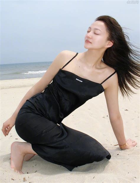 张韶涵穿吊带黑裙玉足踩在沙滩上吹海风（25） 图片 名腿网