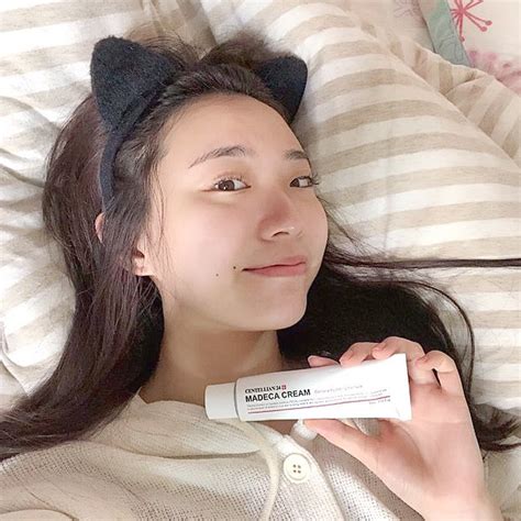 方柒七 ㄧ覺～睡到自然醒過來～ 這陣子發現自己痘疤變淡 本來會泛紅的部位都不敏感了 回想我這陣子用的保養品有什麼
