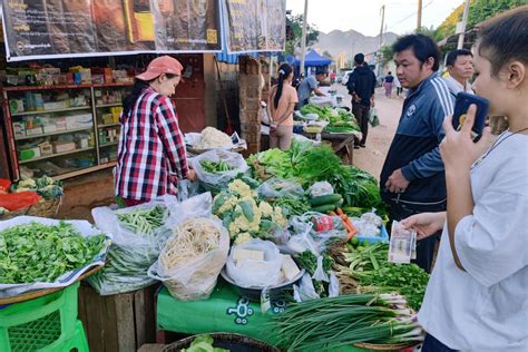 လားရှိုးမြို့တွင် ညမထွက်ရအချိန်သတ်မှတ်ထားသောကြောင့် ညနေခင်းဈေးသည်များ