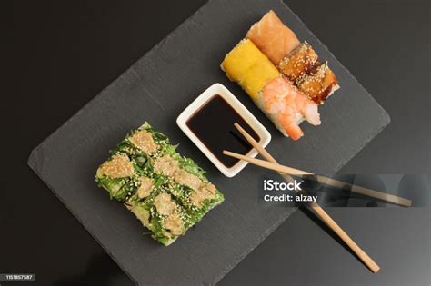 일식 레스토랑 스시 마 키 군 칸 롤 플레이트 또는 플래터 세트 복사 공간 젓가락 생강 간장 와 사비 검은 돌에 초밥을 제공 합니다 평면도 0명에 대한 스톡 사진 및 기타