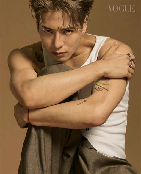王嘉尔新加坡Vogue十月刊大片 穿深V背心大秀胸肌 新浪图片