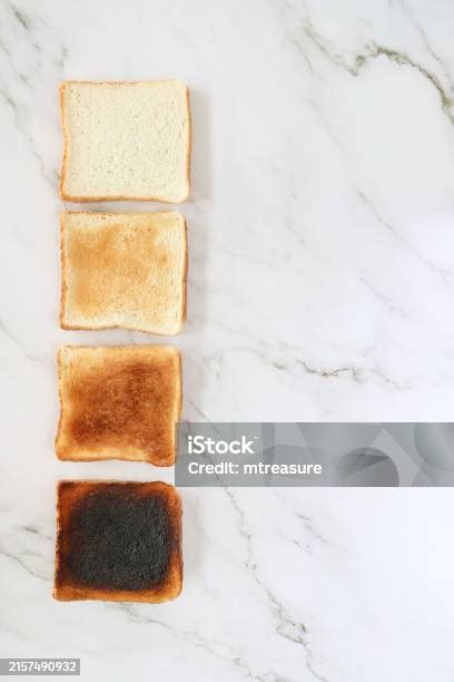 토스트 4 조각의 그라데이션 색상의 클로즈업 이미지 구운 흰 빵 열 탄 색상 범위 흰색 대리석 효과 배경 높은 전망 복사 공간 0명에 대한 스톡 사진 및 기타 이미지