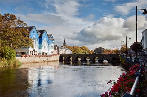 아일랜드 슬라이고에 있는 다채로운 건물과 유서 깊은 돌다리가 있는 그림 같은 강변 전망 도회지에 대한 스톡 사진 및 기타 이미지 Istock