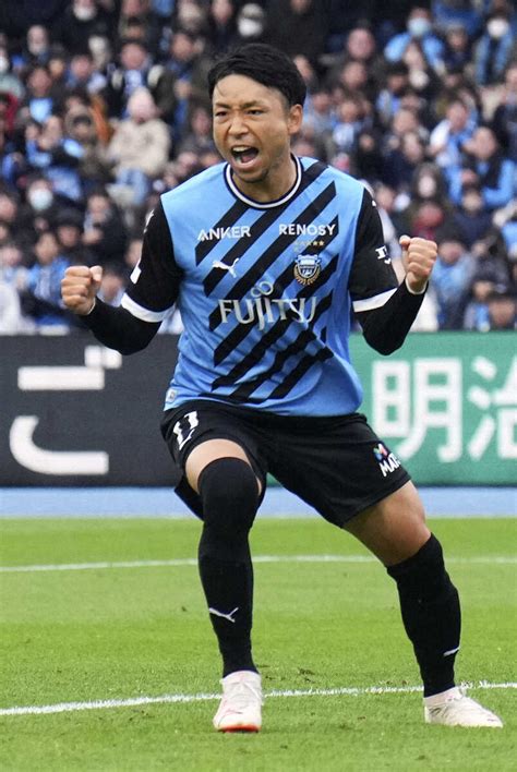前半終了間際、チーム2点目のゴールを決め、喜ぶ川崎f・小林（共同） ― スポニチ Sponichi Annex サッカー