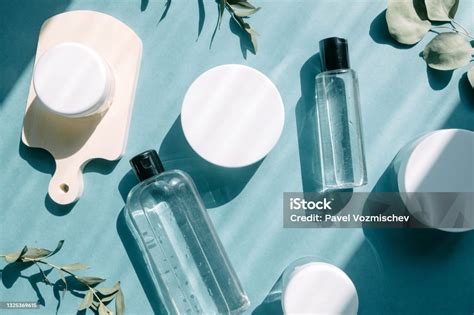 천연 화장품 스킨 케어 제품 크림 로션 녹색 잎이있는 파란색 배경에 비누 친환경 화장품이 어우러진 플랫리 레이아웃 사람 얼굴에 대한 스톡 사진 및 기타 이미지 Istock