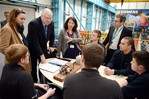 Julie Elliott Mp Visits Siemens Apprentices In The North East