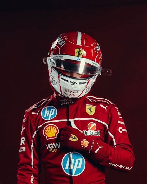 F1 Leclercin Monako Ağırlıklı 2025 F1 Kaskı Papa Ve Julesu Da Içeriyor