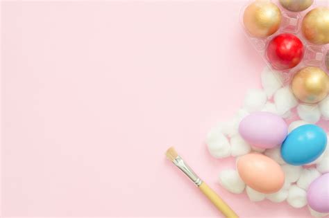 평면 위치 평면도 다채로운 부활절 달걀 그린 핑크 파스텔 컬러 배경에 페인트 브러시로 파스텔 색상 구성 부활절 날 배경 최고
