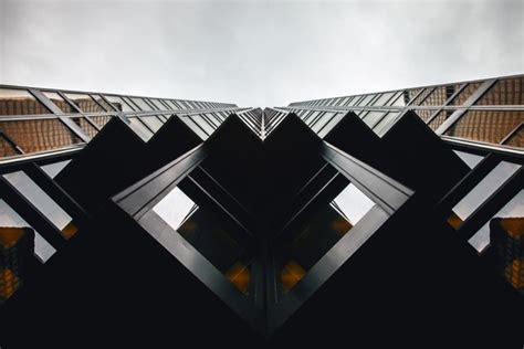 How To Use Symmetry In Photography With Examples