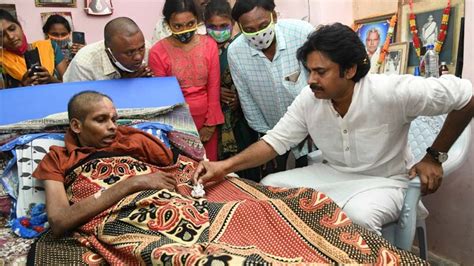 Pawan Kalyan క్యాన్సర్‌తో బాధపడుతున్న అభిమానిని పరామర్శించిన పవన్